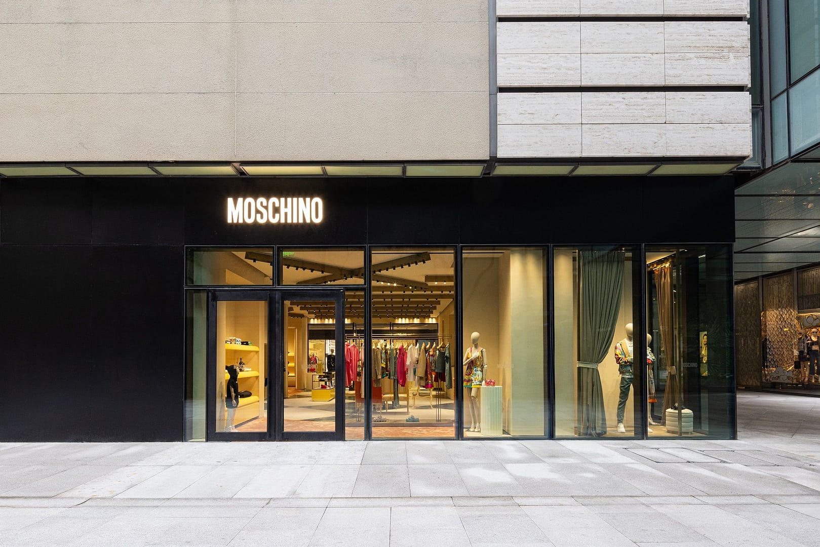 Moschino uses artificial intelligence to train its retail teams - Luxus ...