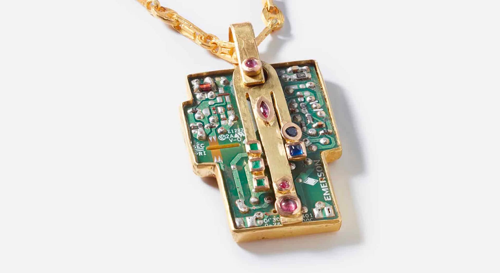 A jewelry brand transforms electronic waste into jewelry - Luxus Plus